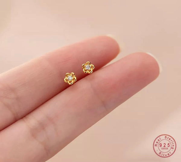 Small flower stud earrings store